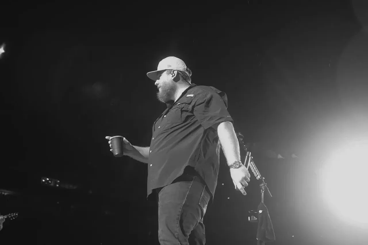 Photos: Luke Combs, in a creamsicle Bucs hat, kicks off two-night Tampa ...